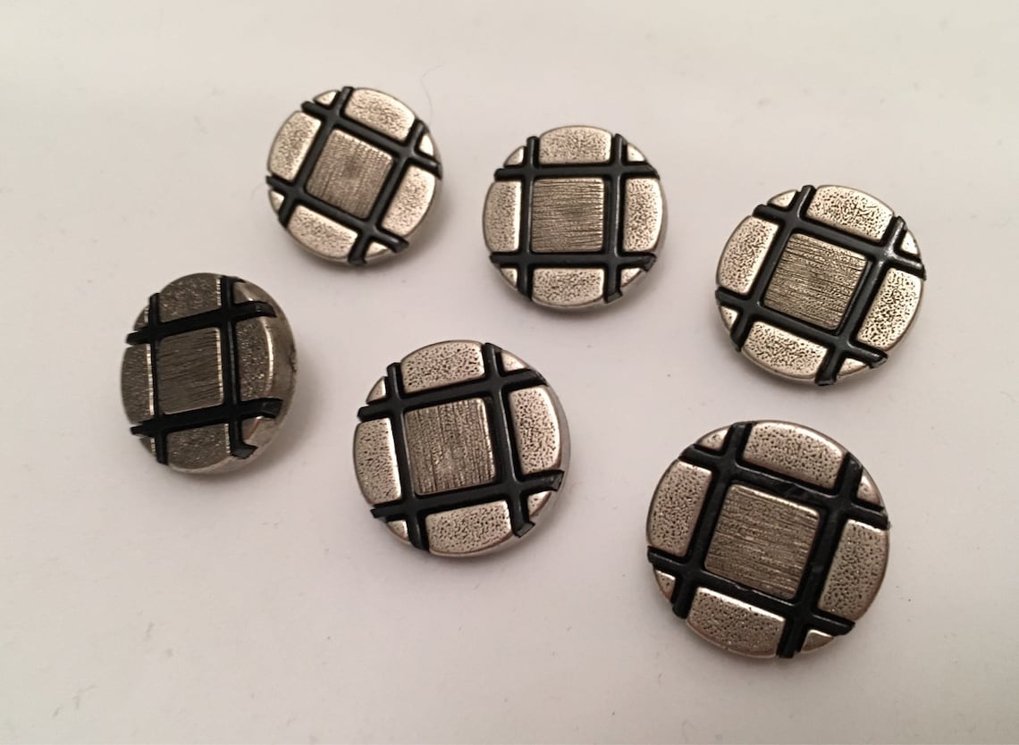 Silver Medium Button With Texture Design Button Plastic Sewing Buttons ...