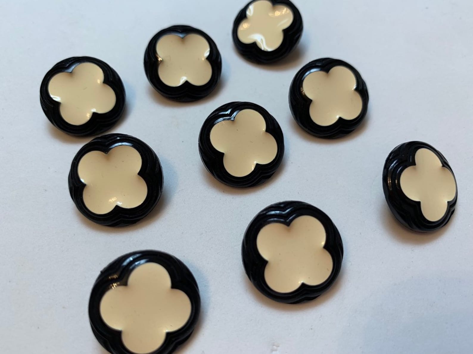 24 buttons Medium Button in Black and Ivory Plastic button | Etsy