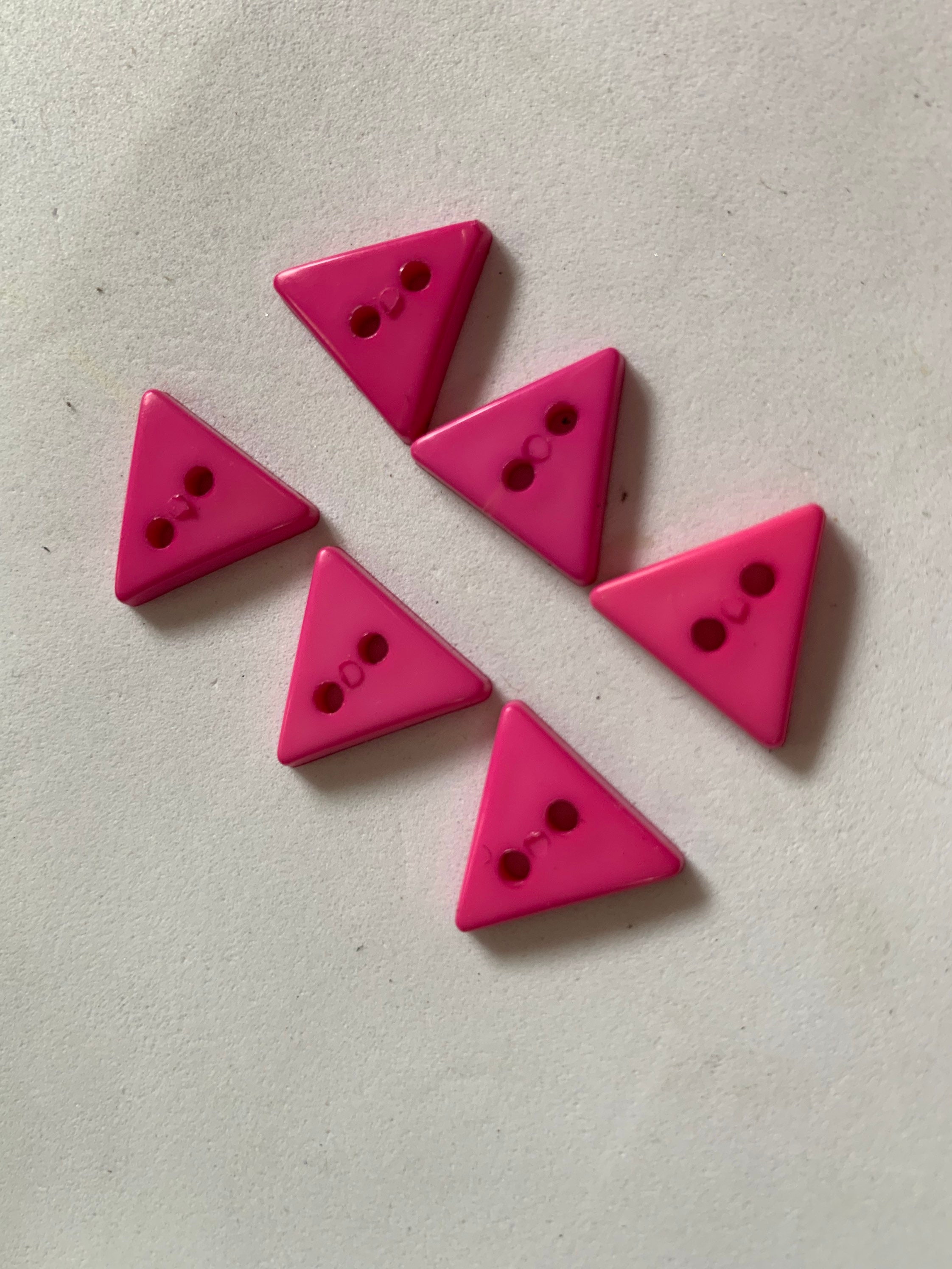Small Triangle Buttons Fuchisa Pink Buttons Plastic Sewing Buttons 5/8 ...