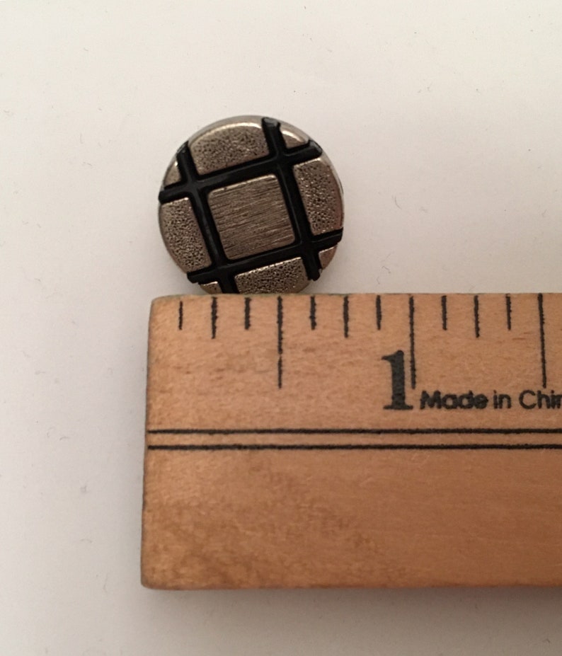 Silver Medium Button With Texture Design Button Plastic Sewing Buttons ...