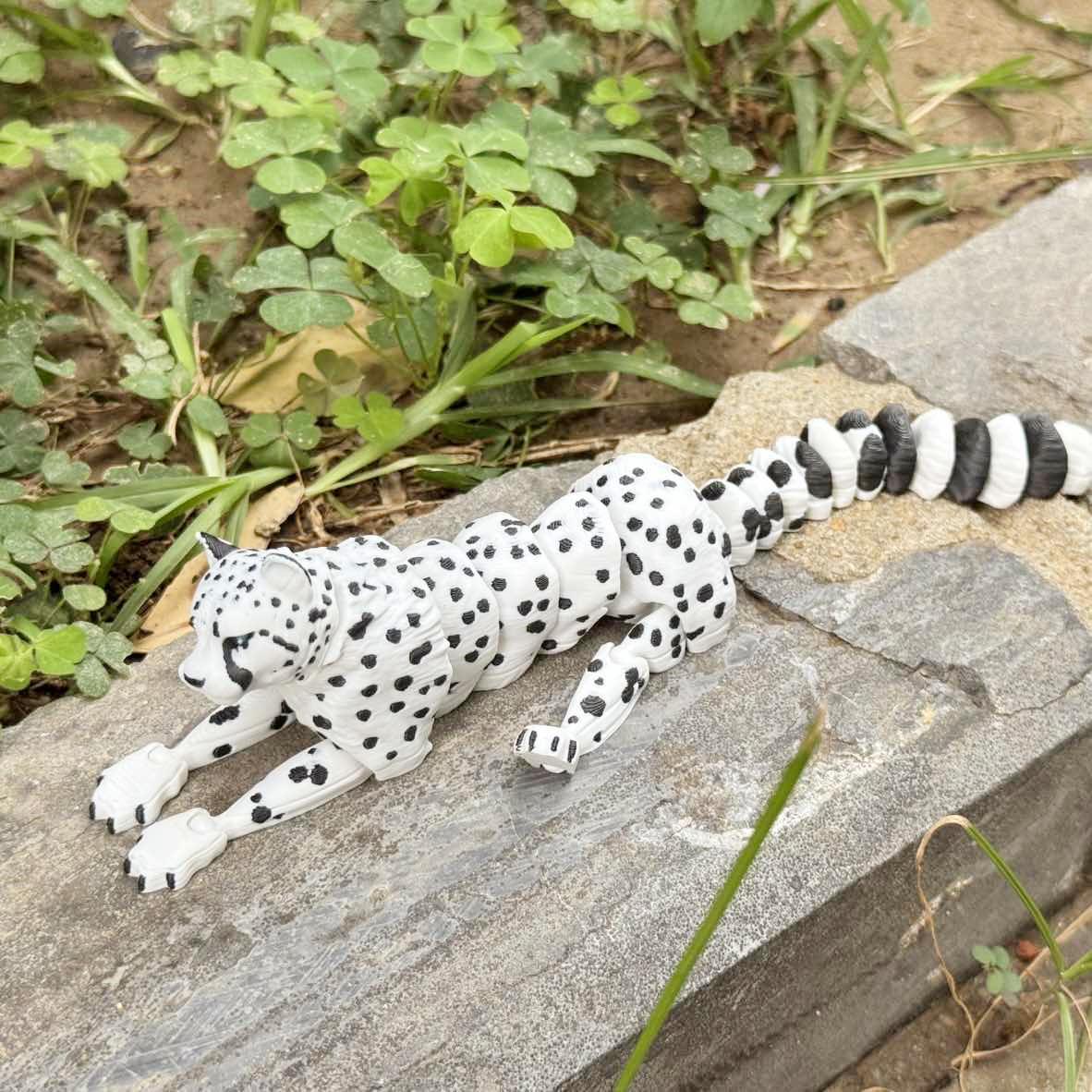 3D Printed Articulated Snow Leopard: Poseable Big Cat Desk Decor - Etsy
