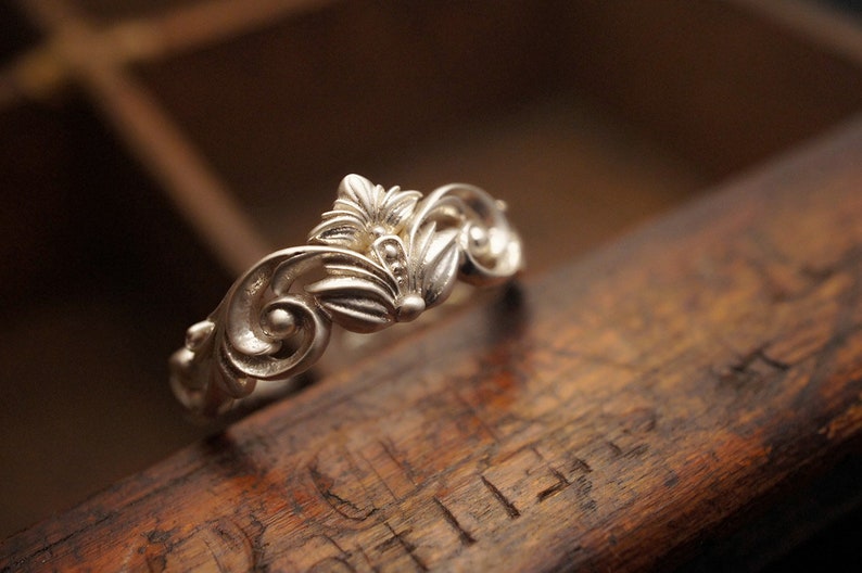 The 925 Sterling Silver Victoria Crown Ring - Etsy