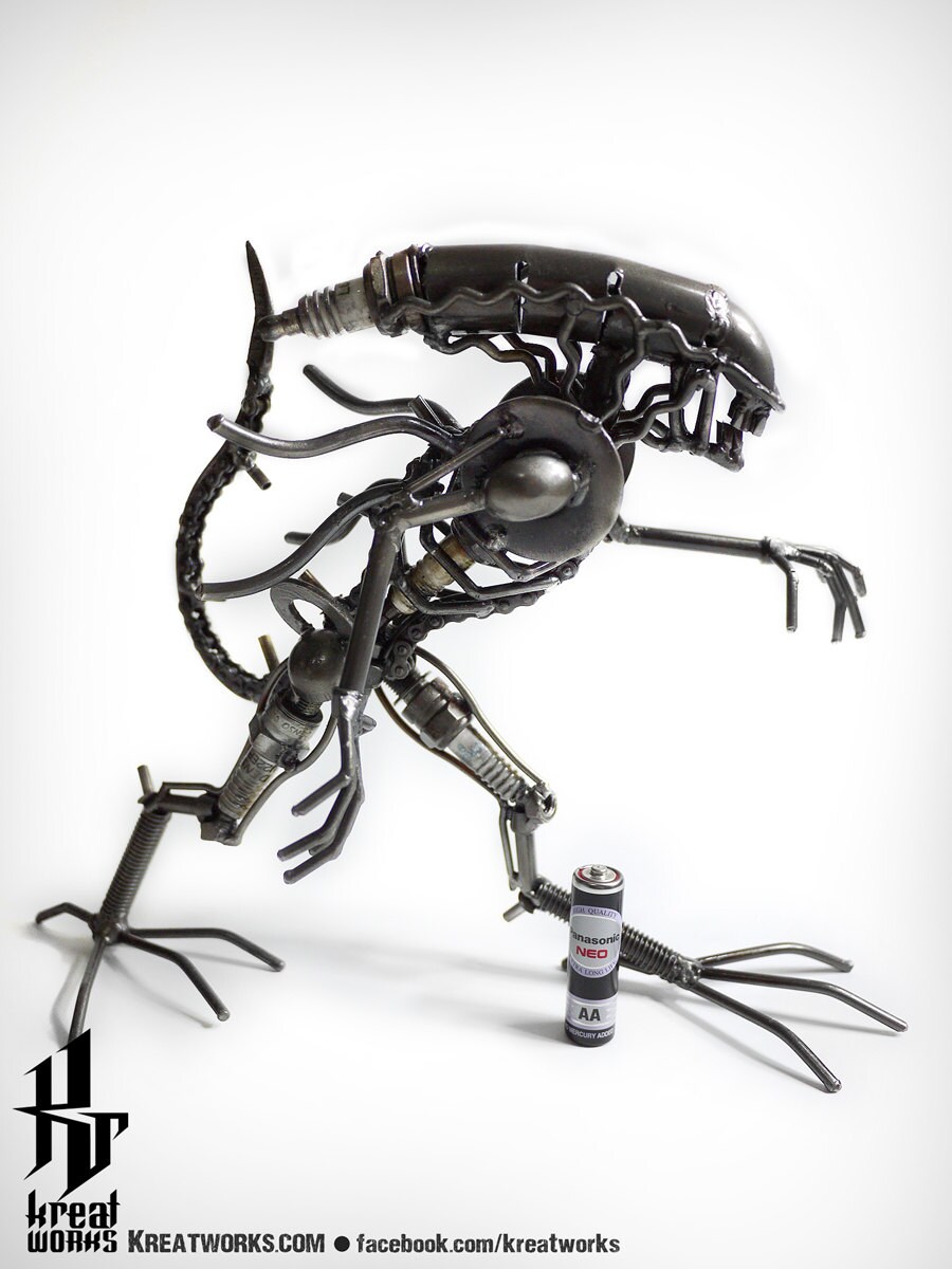 Mini Metal Monster : Tail up small Item - Etsy