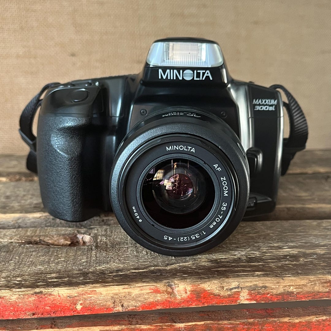 MINOLTA Maxxum 300si - 35mm SLR Film Camera With 35-70mm Zoom Lens With ...