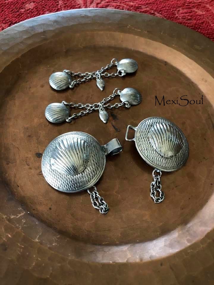 Vintage Engraved Metal Shell Belt Buckle/ Shell Buttons - Etsy