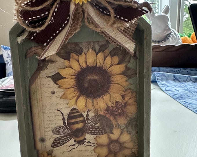 House Shaped Sunflower Shelf Sitter in Green With Jute, Ribbon and ...