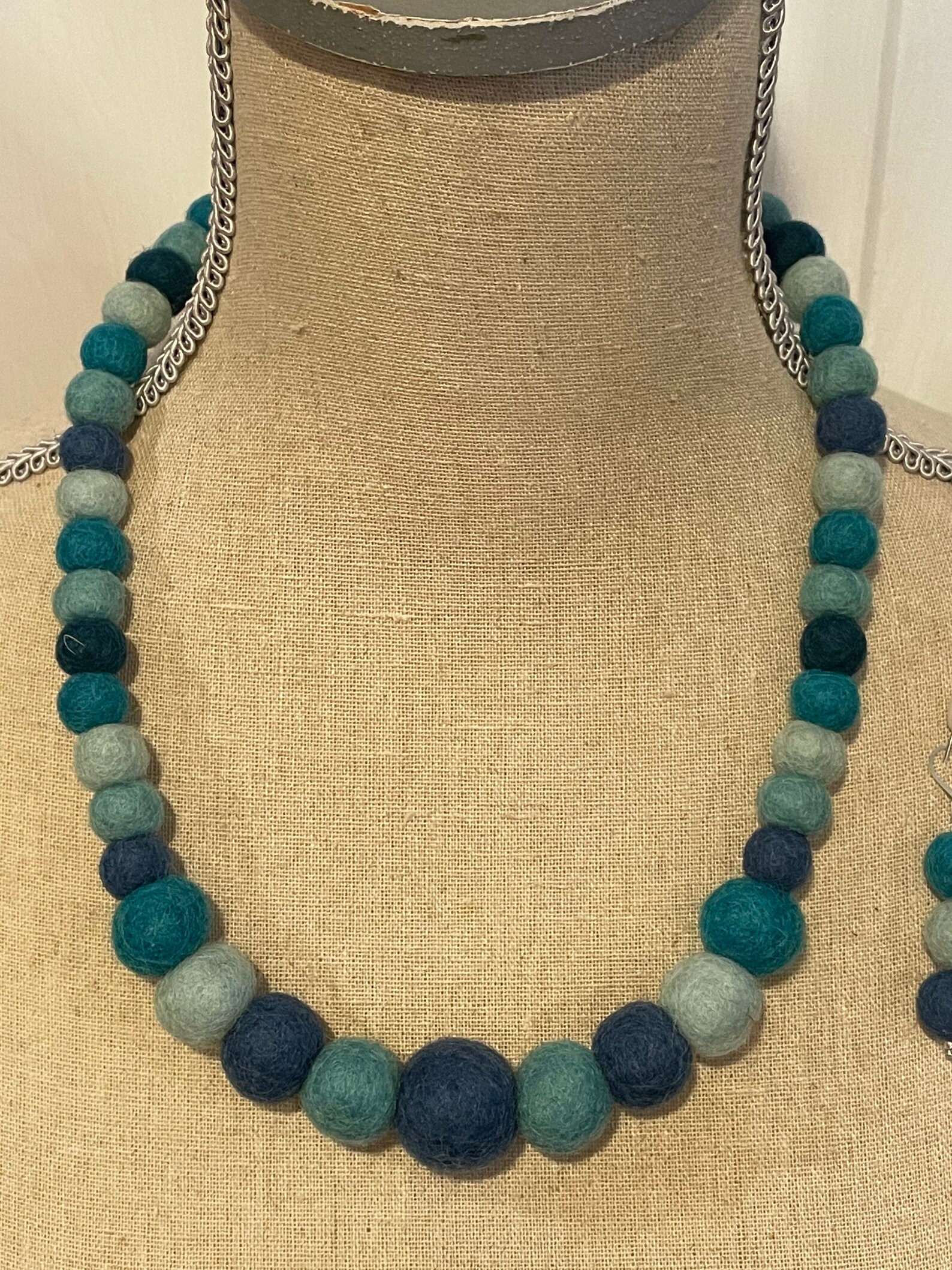 Collar de bolas de fieltro con pendientes a juego.... Turquesa ...