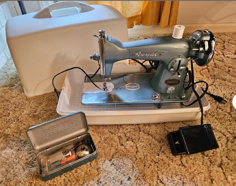 Vintage Royal Deluxe Sewing Machine – Mid-century Charm, Heavy-duty ...