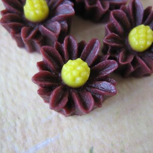 Mini Daisy Flower Cabochons, Resin Cabs, 4 Pieces 9mm Flowers, Burgundy ...
