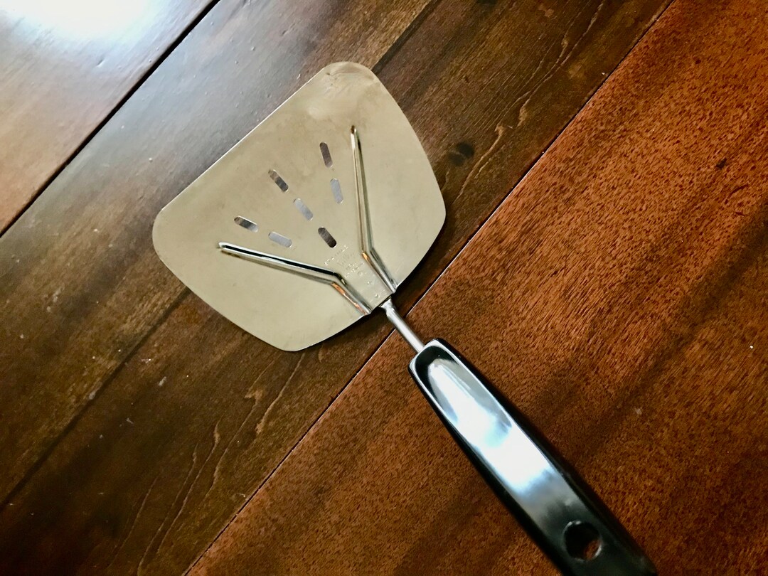 Foley Wide Pancake Turner Lifter, Slotted Spatula Utensil Black Plastic ...