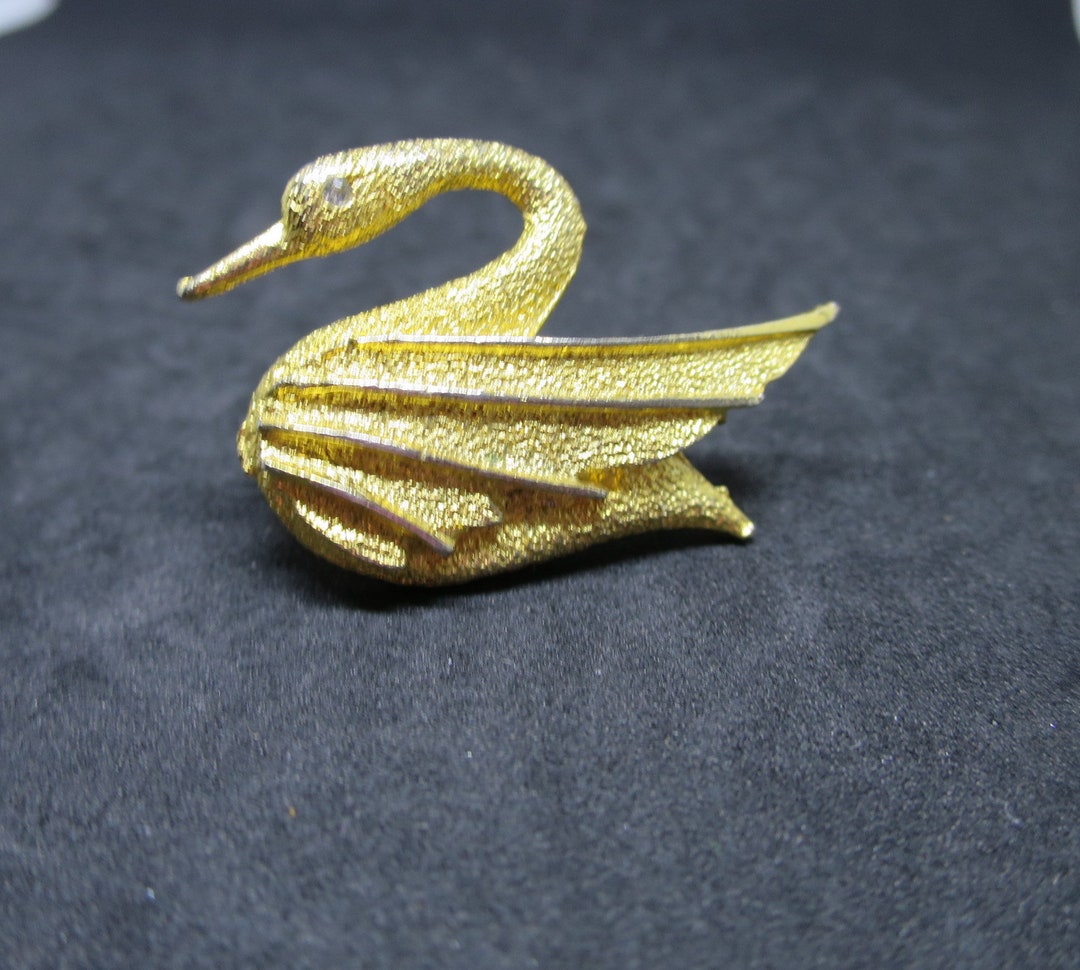 DFA Gold Swan Brooch Rhinestone Eye Textured Shaped Body Ribbed Wing ...