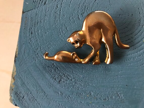 Cat and Mouse Brooch Hump Back Cat w/ Mouse Vintage 1… - Gem