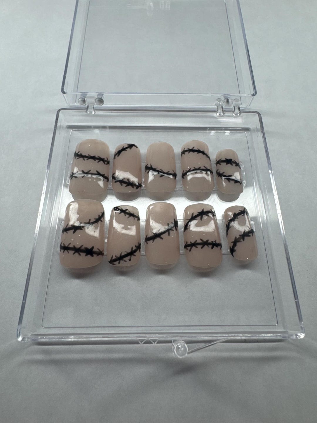 Barbed Wire Press on Nails | Nude Western Nail Set | Short Fake Nails ...