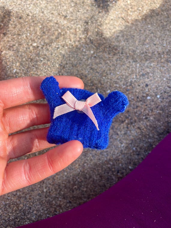 Vintage 1980s Glove Bendy Fingers Badge - Gem