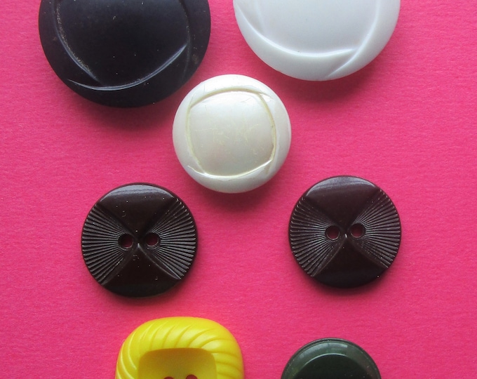 Vintage Colt Plastic Buttons 7 Pieces Mixed Lot Colors Size Designs ...