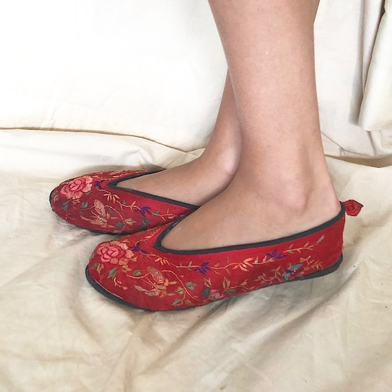 Antique 1920s Red Silk Chinese Slippers // Floral & B… - Gem