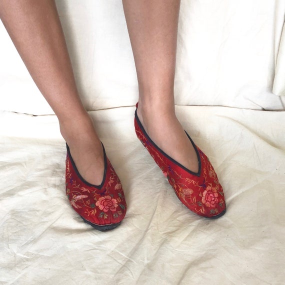 Antique 1920s Red Silk Chinese Slippers // Floral & B… - Gem