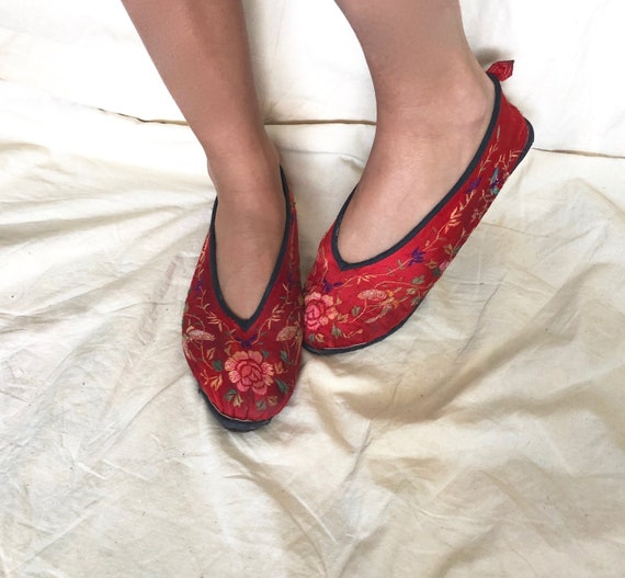 Antique 1920s Red Silk Chinese Slippers // Floral & B… - Gem