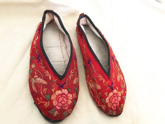 Antique 1920s Red Silk Chinese Slippers // Floral & B… - Gem
