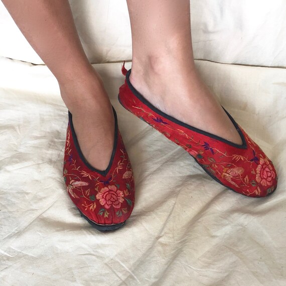 Antique 1920s Red Silk Chinese Slippers // Floral & B… - Gem
