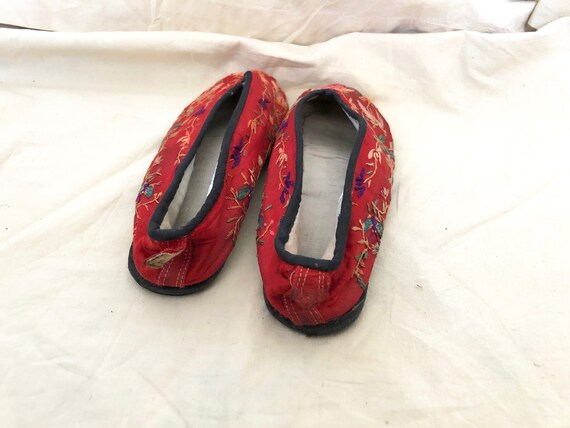 Antique 1920s Red Silk Chinese Slippers // Floral & B… - Gem