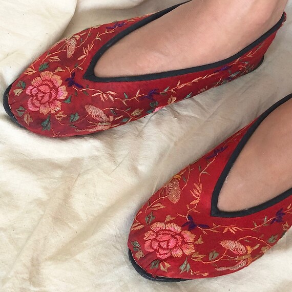 Antique 1920s Red Silk Chinese Slippers // Floral & B… - Gem