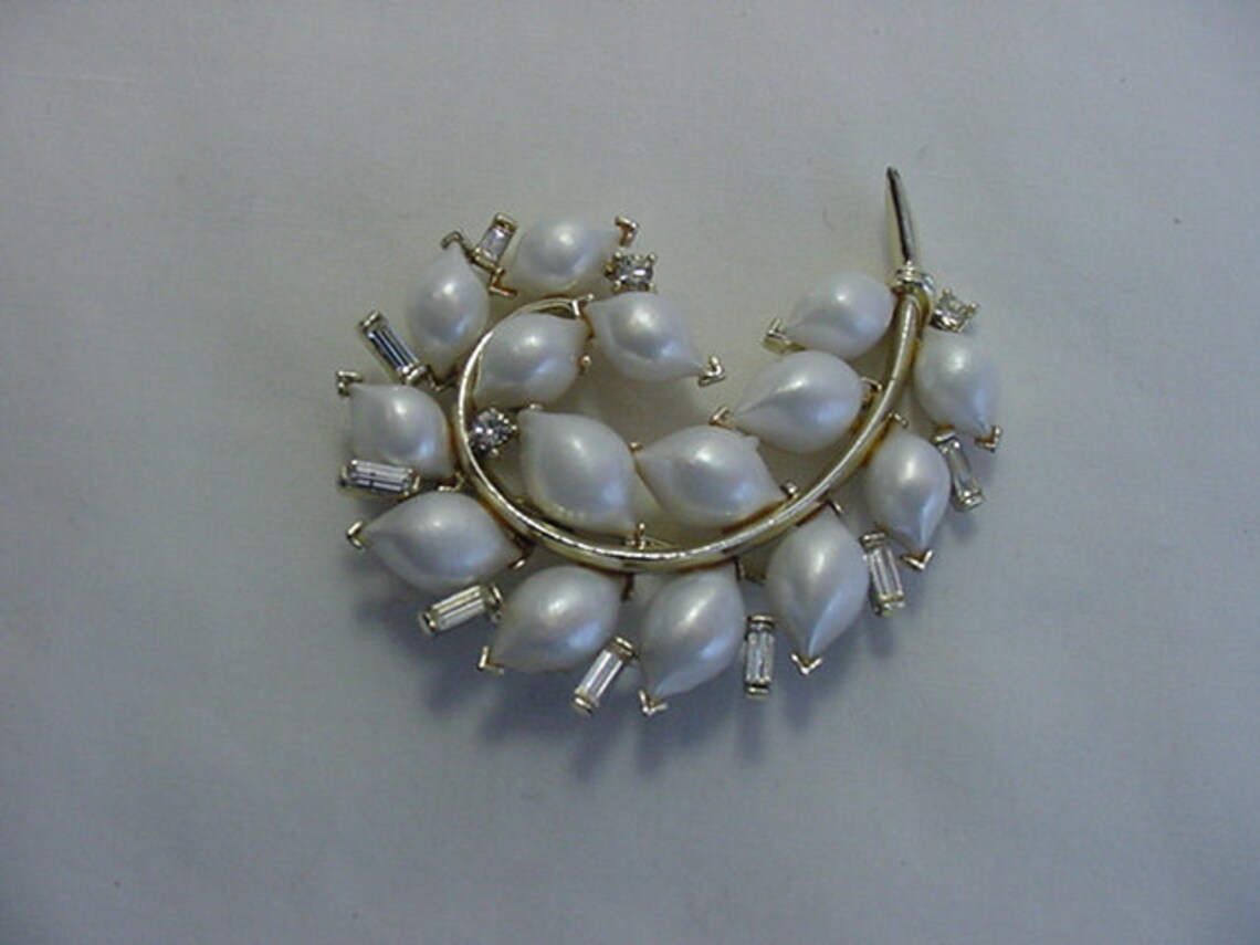 Vintage Lisner White Cabochon Brooch With Rhinestone Accents 20 - 346 ...