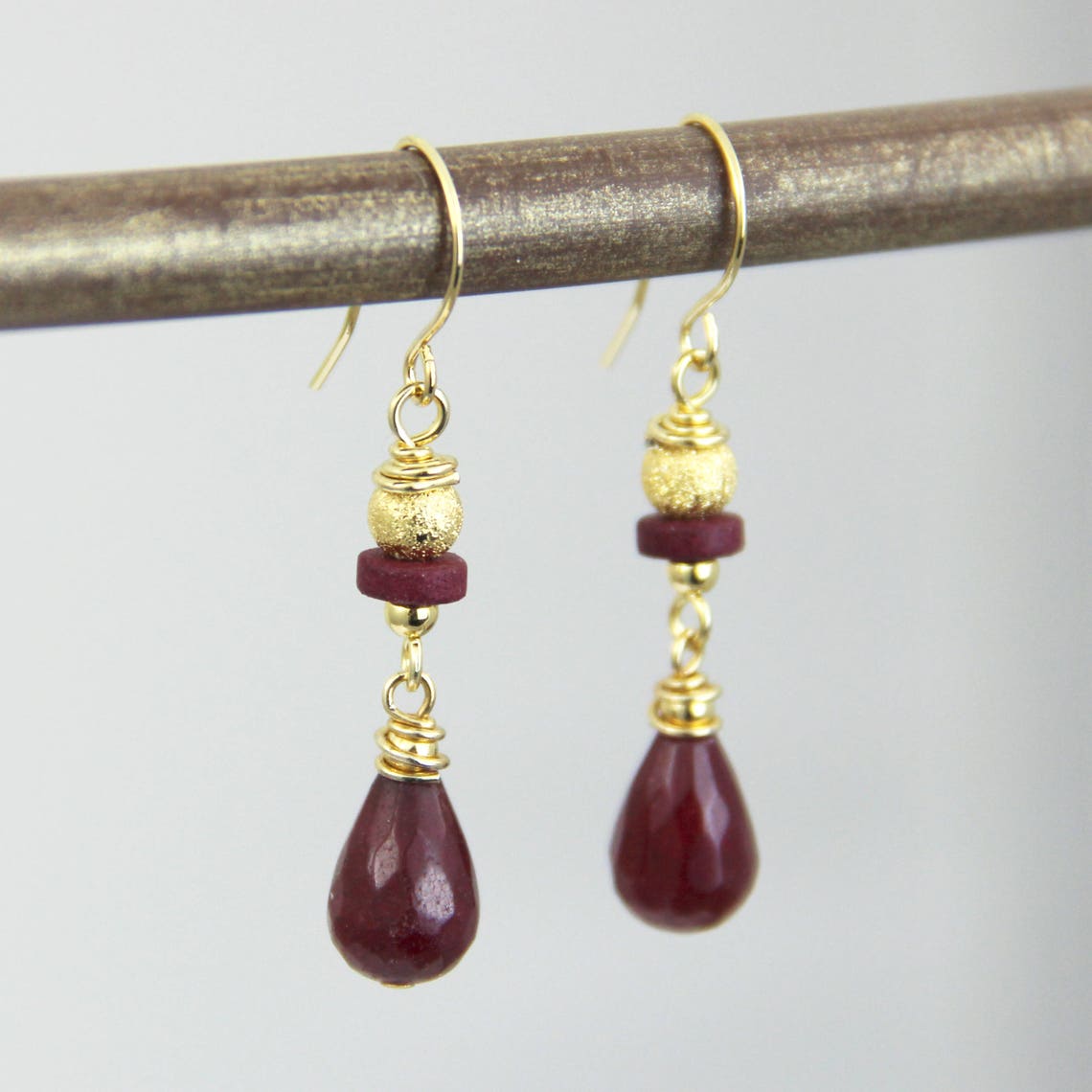 Petite Bourgondië rode steen drop Gold Dangle Oorbellen-warme | Etsy