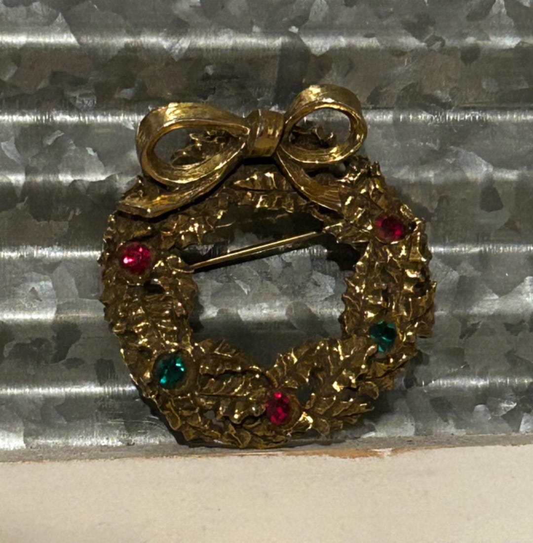 Vintage Jeanne Christmas Wreath Pin/ Brooch That is Gold Toned With ...