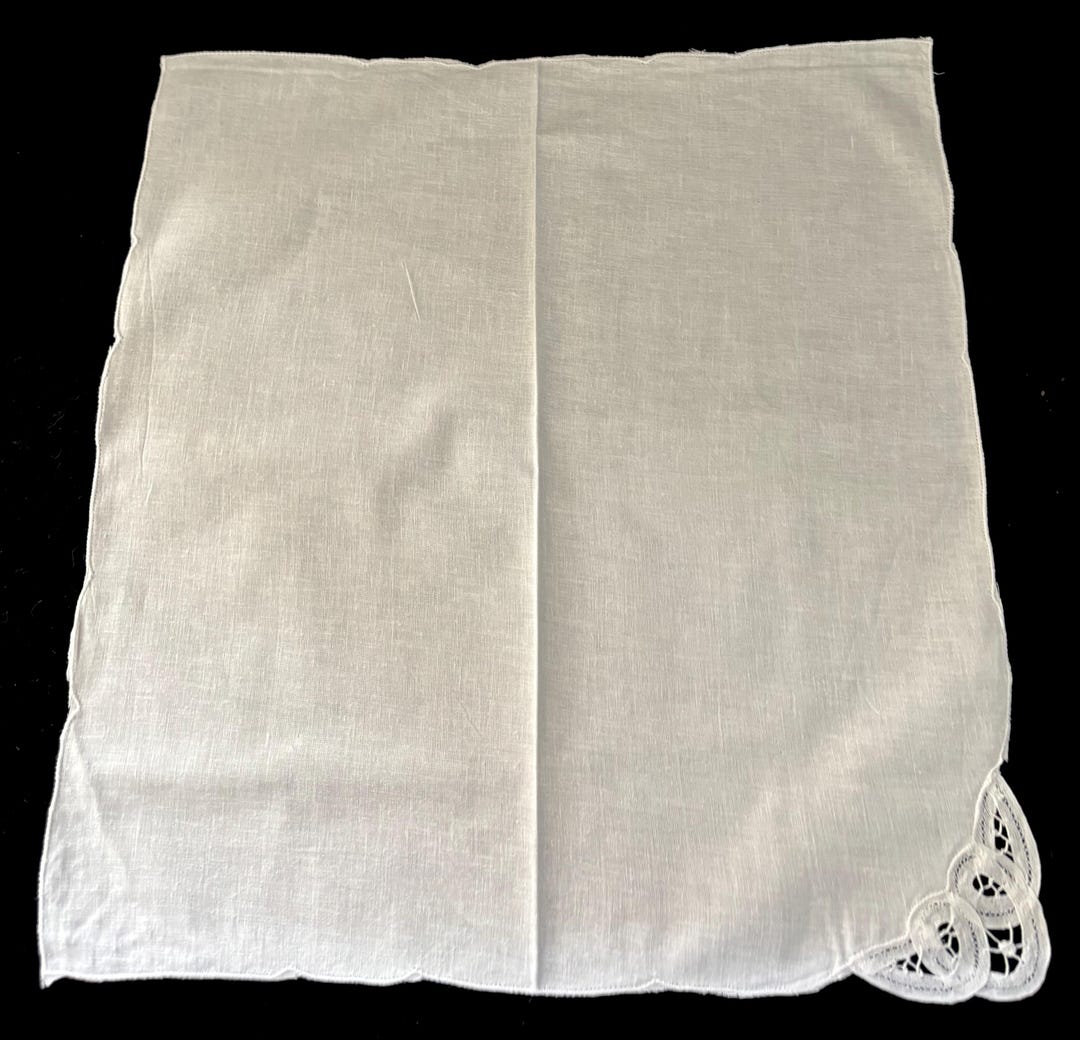 White Cotton Napkins With Corner Lace Detail and Lightly Scalloped ...