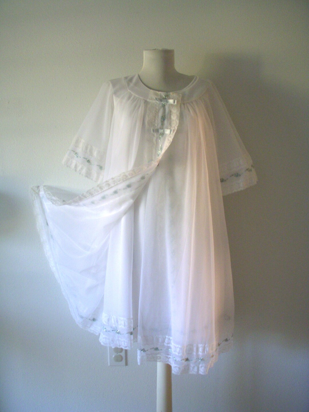Vintage 60s White Chiffon Peignoir Set With Lace and Embroidered Blue Flowers by Shadowline ...