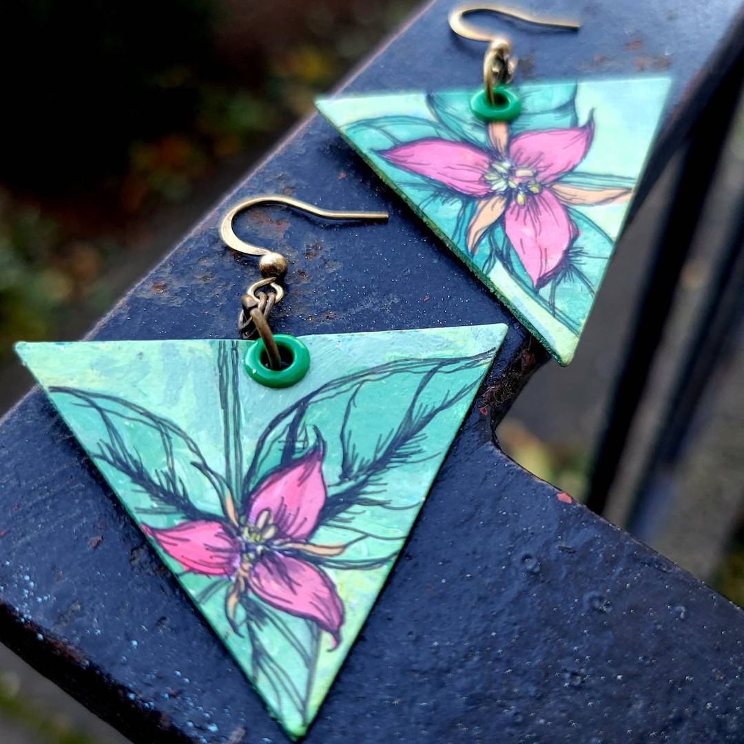 Trillium Stinking Benjamin Hand-painted Inverted Triangle Charm ...