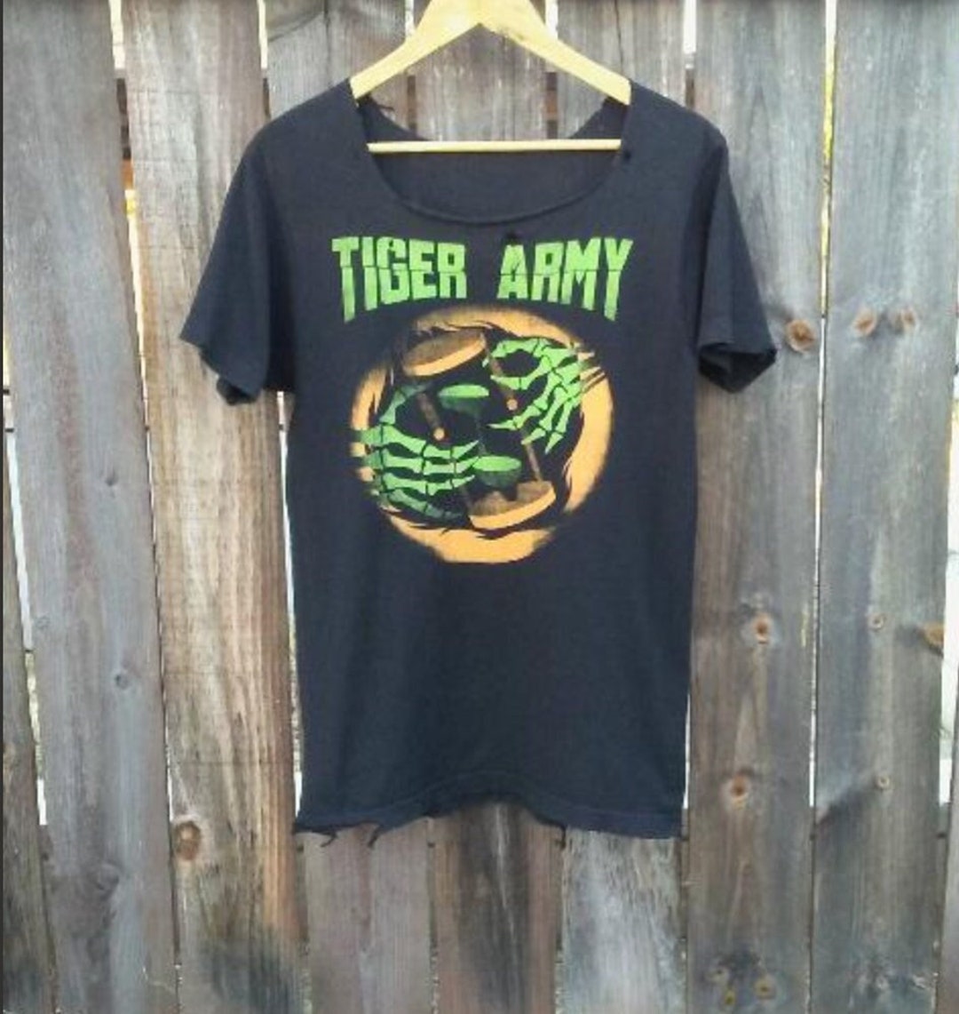 Punk Rock Tshirt / Psychobilly / Band Tee / Music Festival / Distressed ...