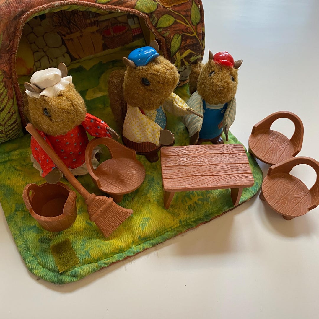 1979 Woodsey Squirrel Log Complete With Figures and Furniture Fisher ...