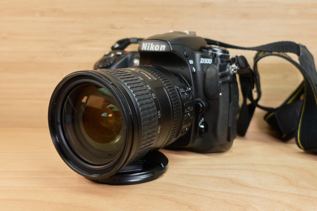 Vintage Nikon D300 Dslr Camera 12.3MP With Nikkor AF-S DX VR 18-200mm ...