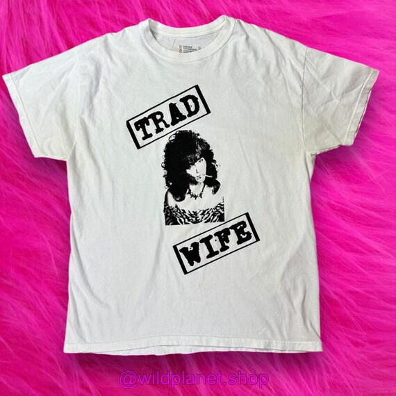 Peggy Bundy “TRAD WIFE” White Second Hand T Shirt Siz… - Gem