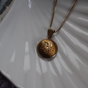 Vintage Daisy Locket Necklace - Etsy UK