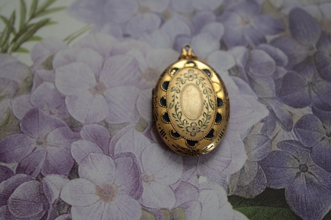 1940s Embossed Oval Locket Dramatic Gothic Locket Vintage Antique ...