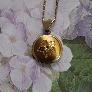 Vintage Daisy Locket Necklace - Etsy UK