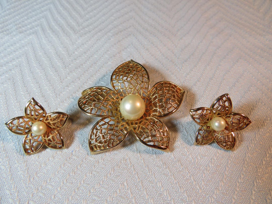 Vintage Kramer of New York Daisy Flower Pin Brooch & Clip Earrings Set ...