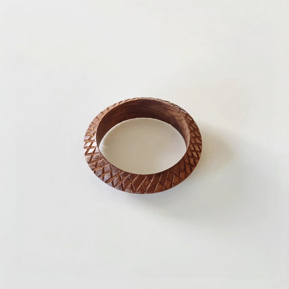 70s wood bangle - carved boho cuff bracelet - Gem