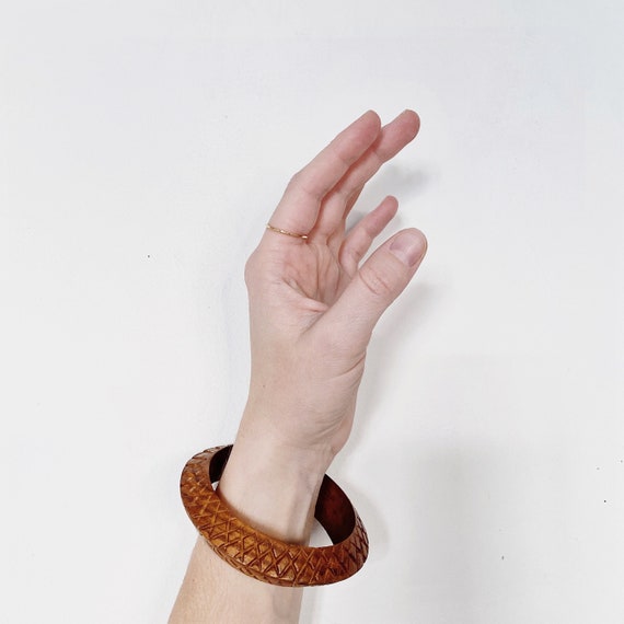 70s wood bangle - carved boho cuff bracelet - Gem