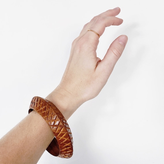 70s wood bangle - carved boho cuff bracelet - Gem