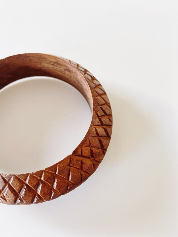 70s wood bangle - carved boho cuff bracelet - Gem