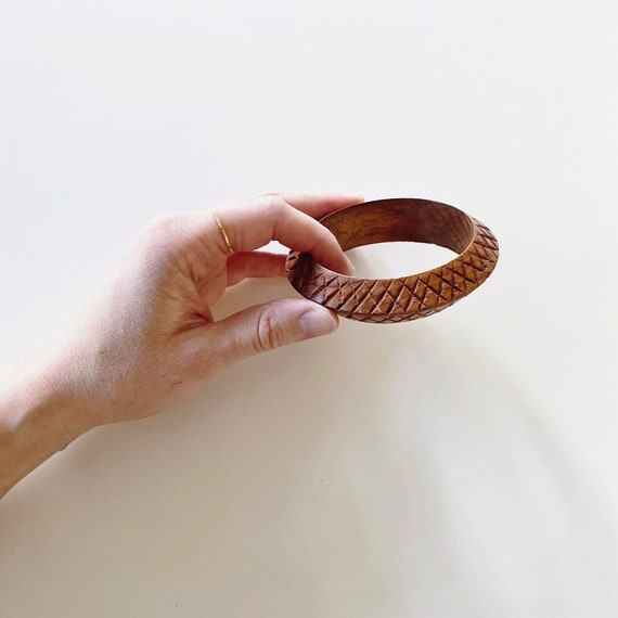 70s wood bangle - carved boho cuff bracelet - Gem