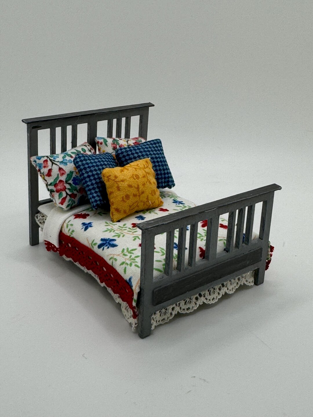 DOLLS HOUSE MINIATURES - 1/24th / 1:24th / Half Inch Scale - Double Bed ...