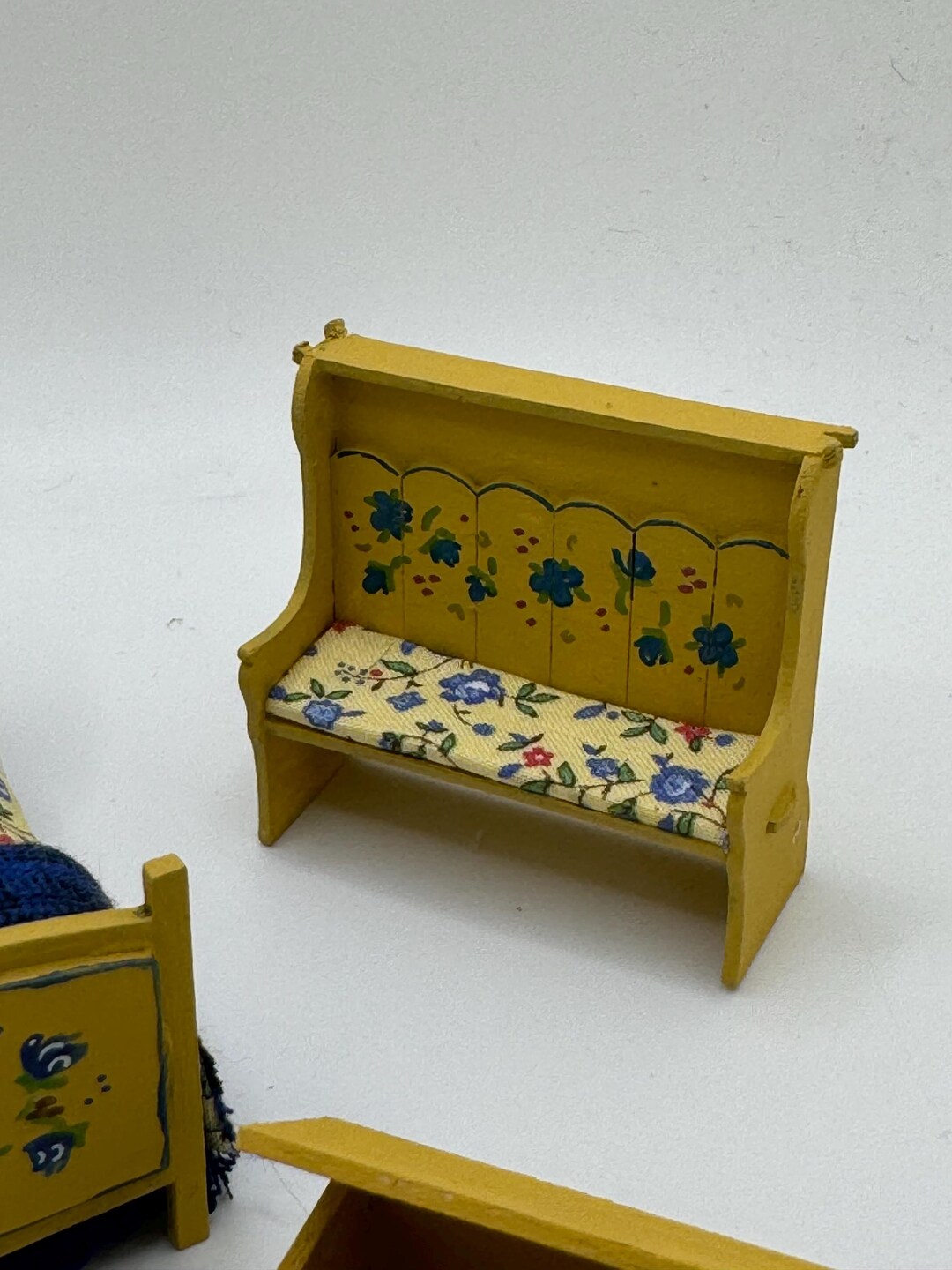 DOLLS HOUSE MINIATURES - 1/24th / 1:24th / Half Inch Scale - Settle - Etsy