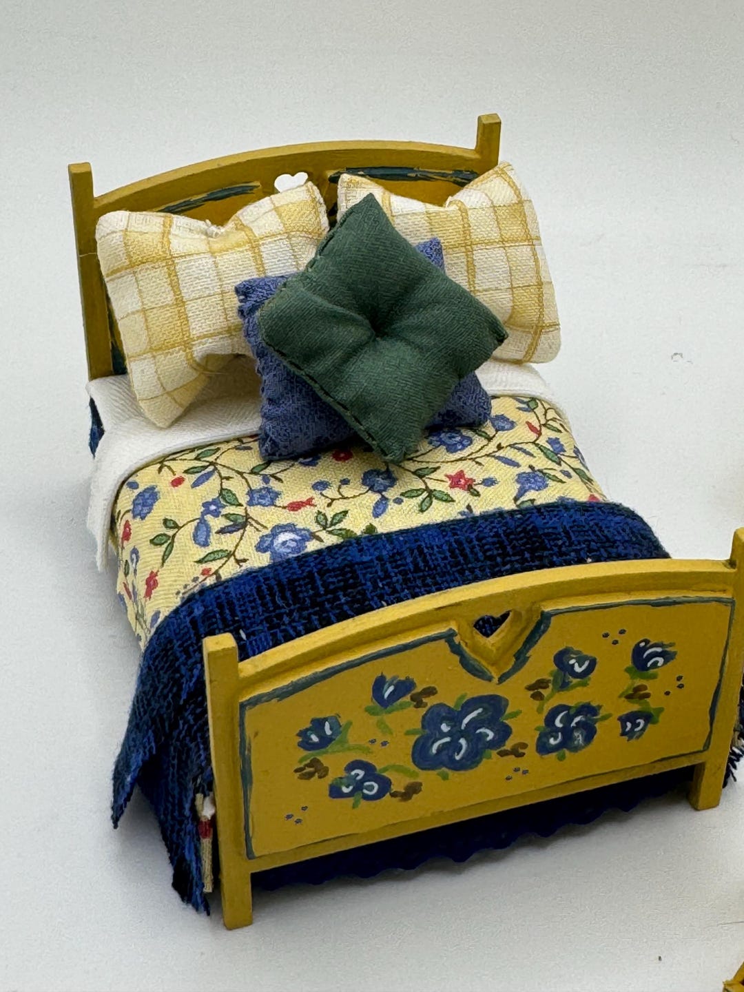 DOLLS HOUSE MINIATURES - 1/24th / 1:24th / Half Inch Scale - Double Bed ...