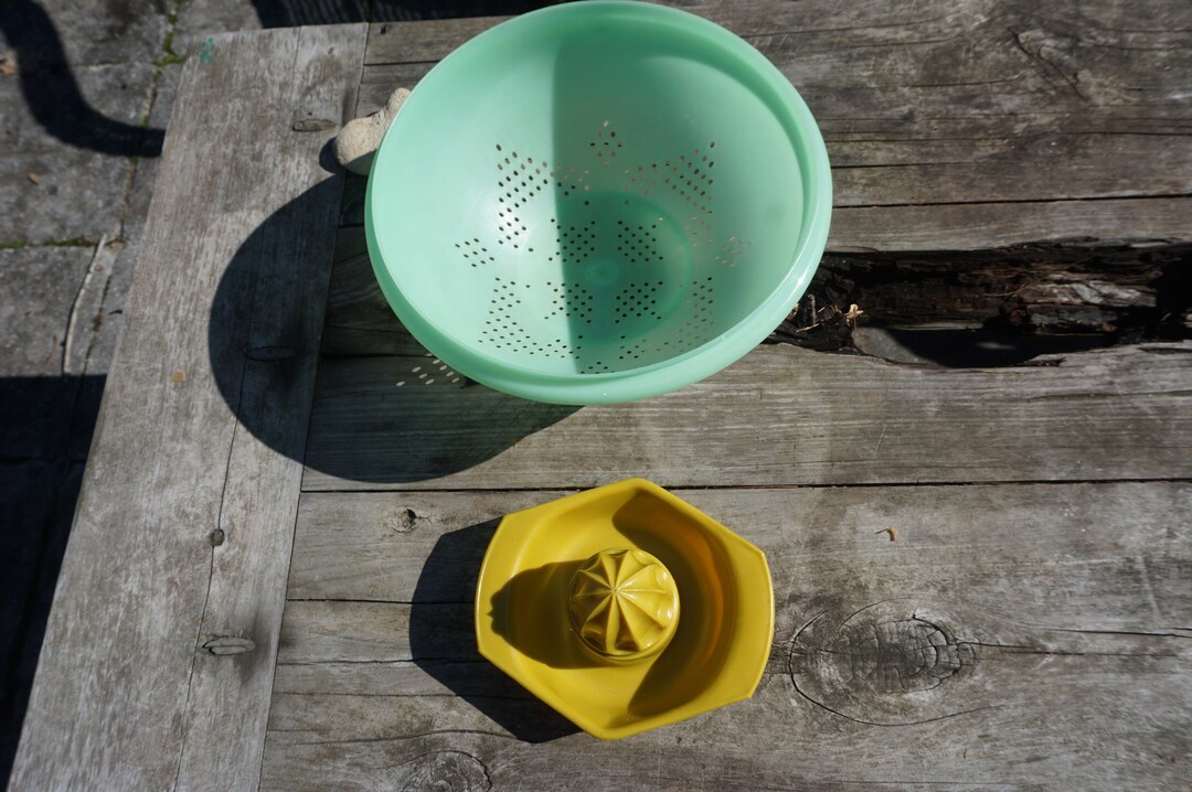 TUPPERWARE Green Plastic Colander With Star Shape in Bottom AND Gold ...