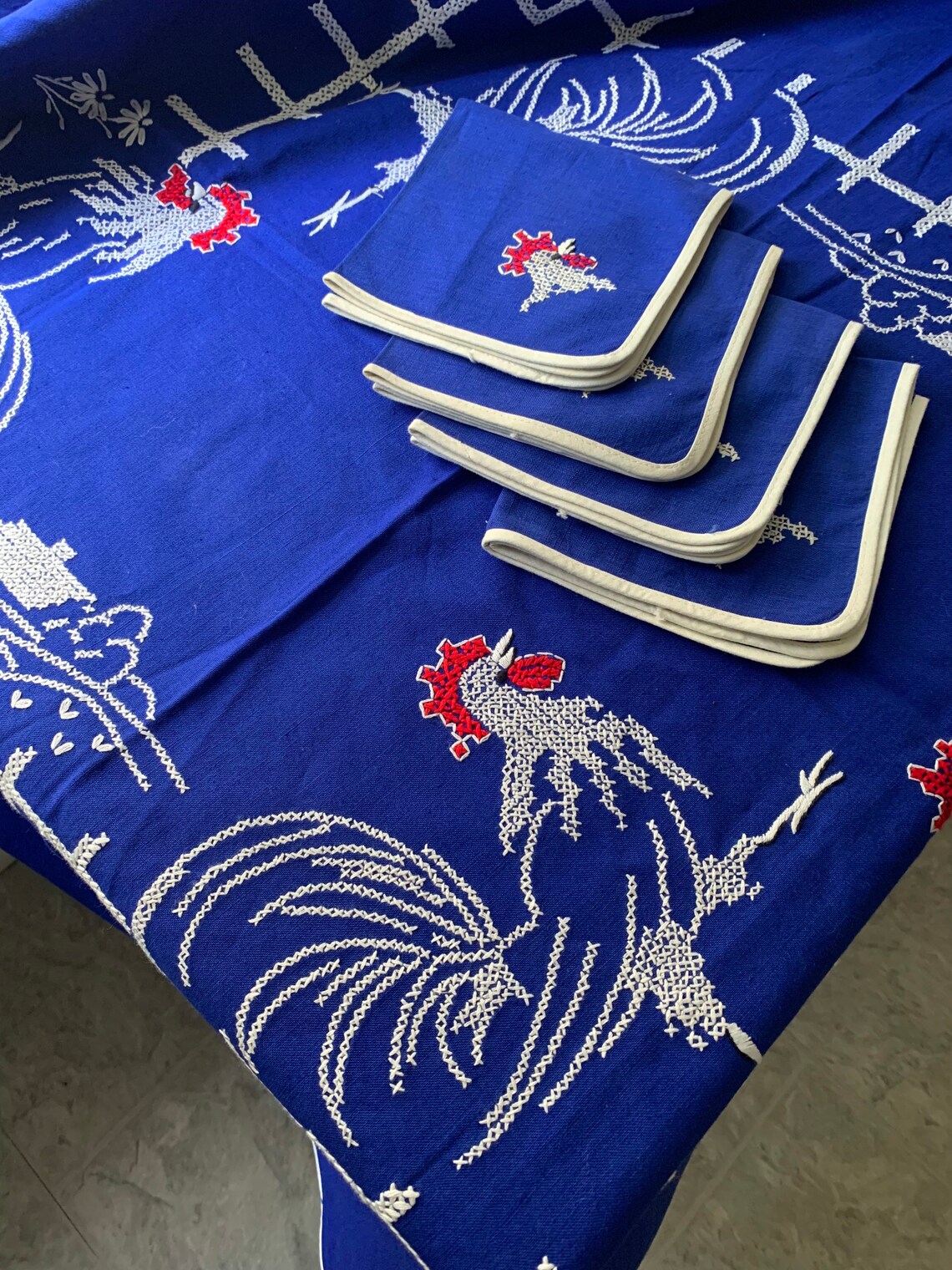 Vintage Tablecloth and Napkins - Red White & Blue - Rooster Themed Hand ...